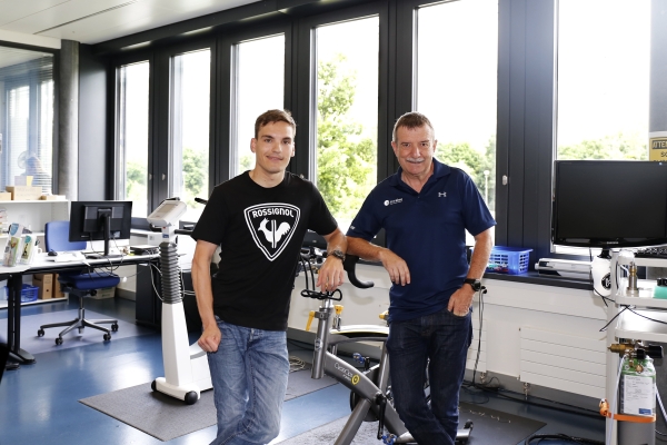 Théo Gmür et le Dr Pierre-Etienne Fournier au micro de la FMH ...